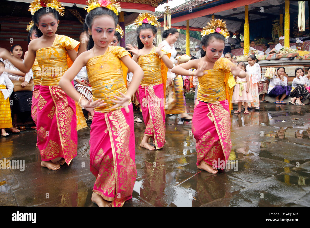Children bali traditional dance hi-res stock photography and images - Alamy
