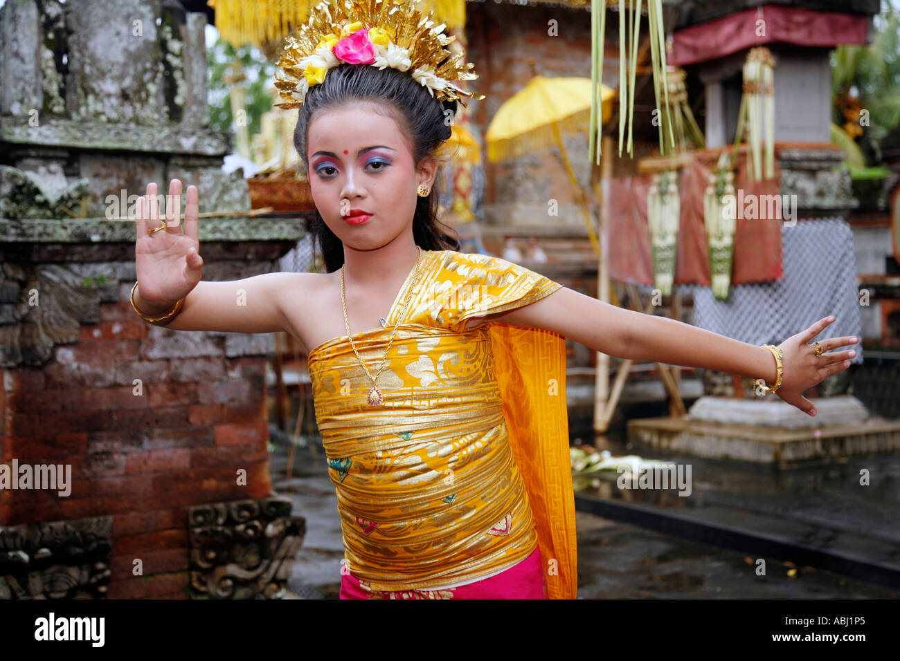 Balinese temple dress child hi-res stock photography and images - Alamy