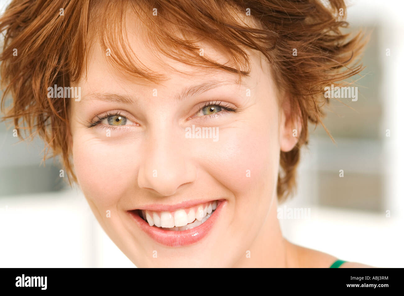 Portrait of young woman smiling for the camera Stock Photo - Alamy