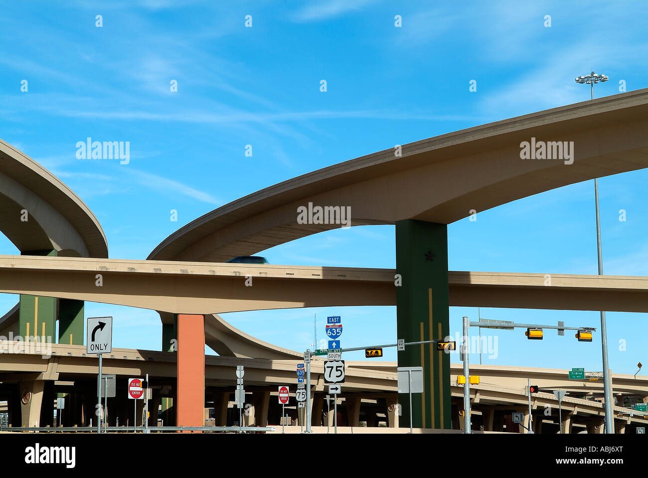 Bridge over the US75 in Dallas North, state of Texas Stock Photo - Alamy
