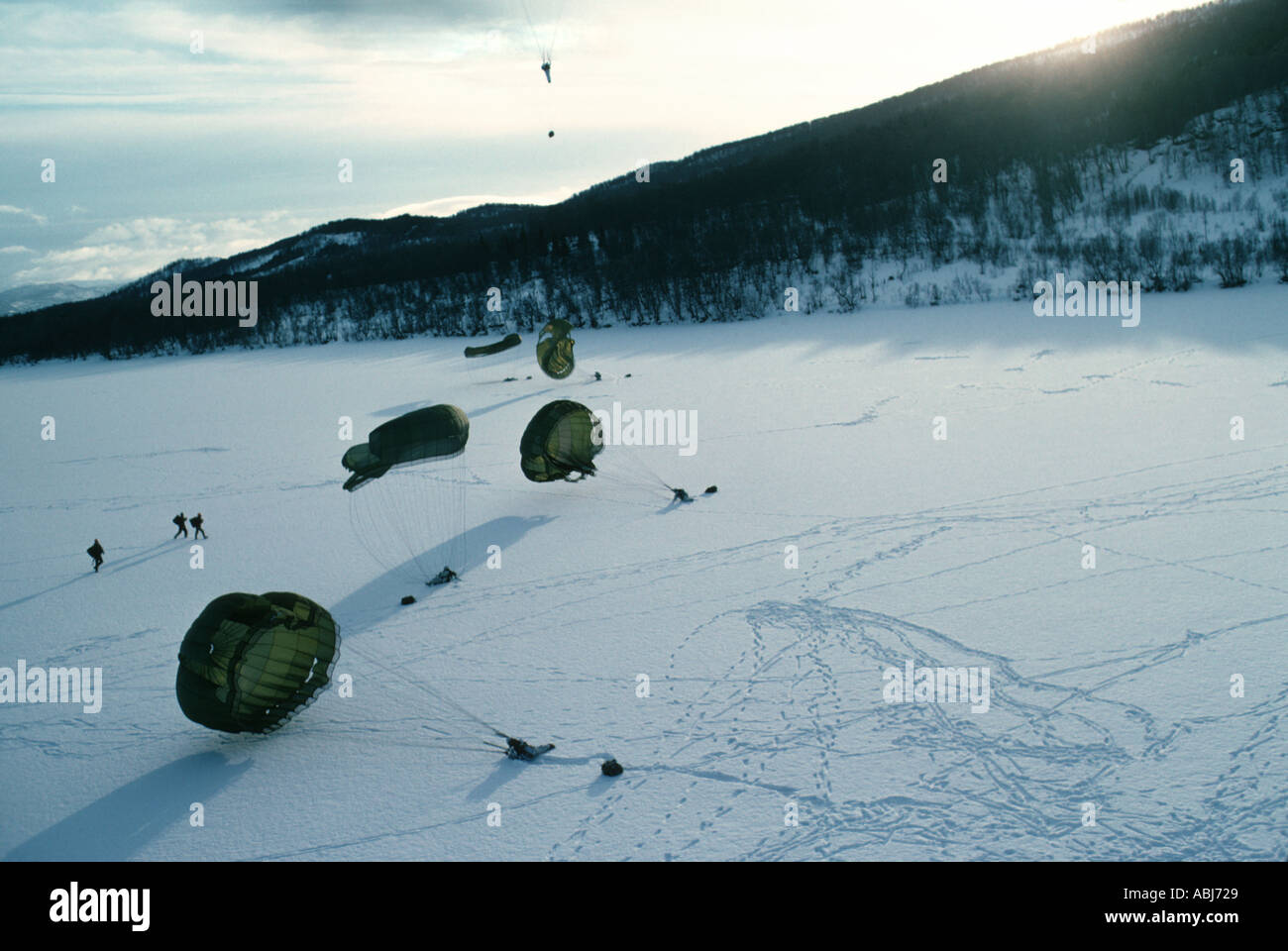 Military parachutes hi-res stock photography and images - Alamy