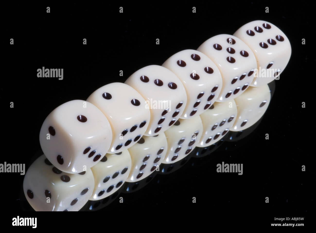Row of black dice hi-res stock photography and images - Alamy