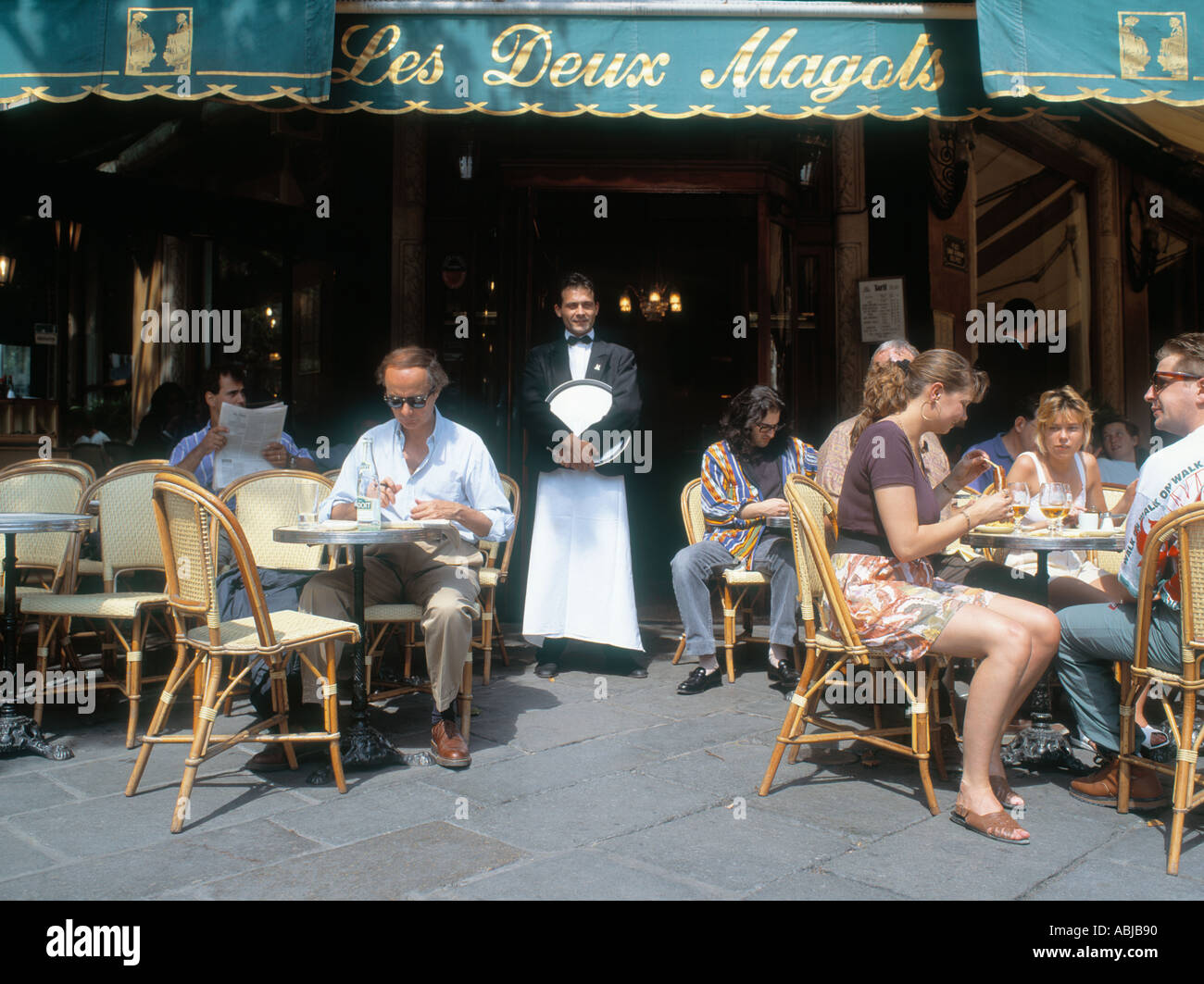 Paris cafe terrace street scenes hi-res stock photography and images ...