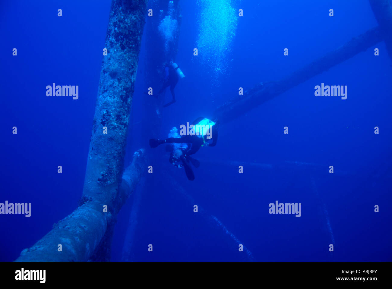 Scuba divers swimming in a rig in the Gulf of Mexico, off Texas Stock ...
