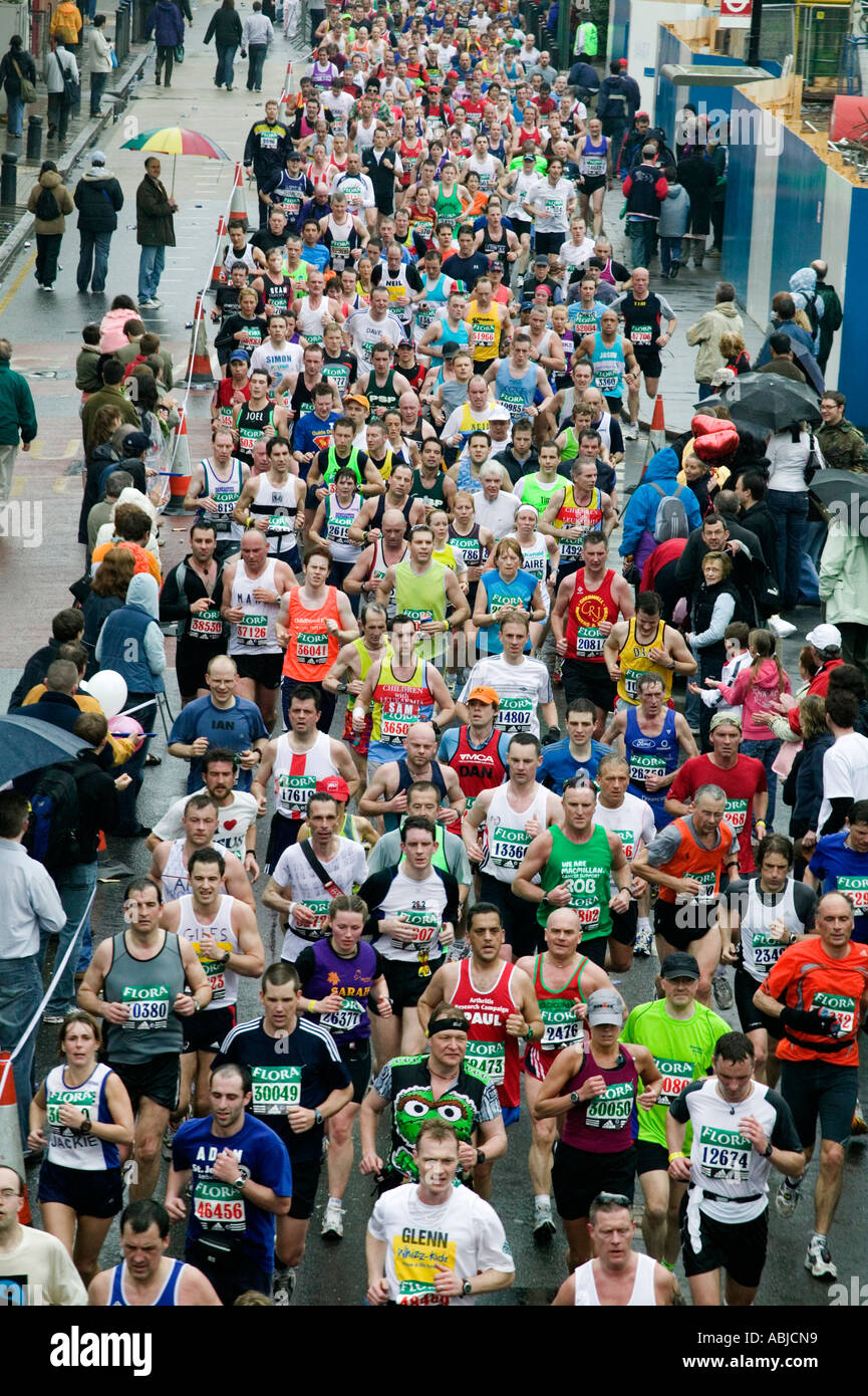 Thousands of runners in the main field at the London Marathon Stock ...