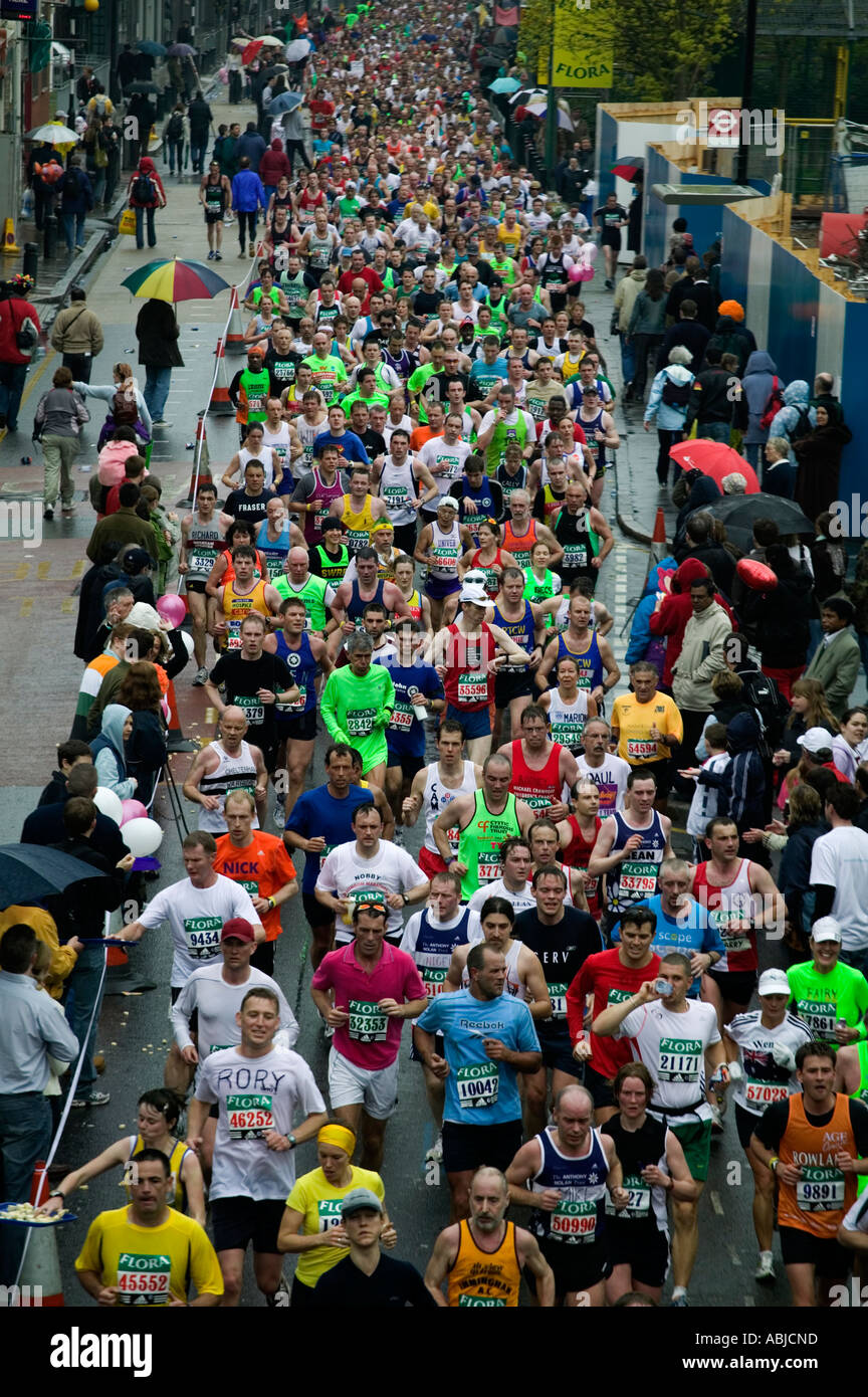 Thousands of runners in the main field at the London Marathon Stock ...