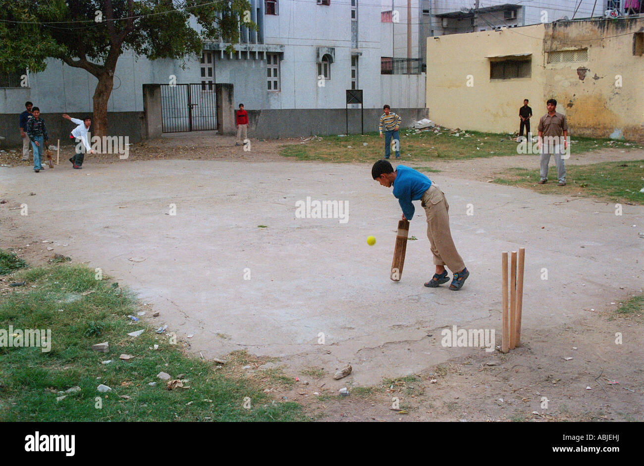 Indian children playing cricket hi-res stock photography and images - Alamy