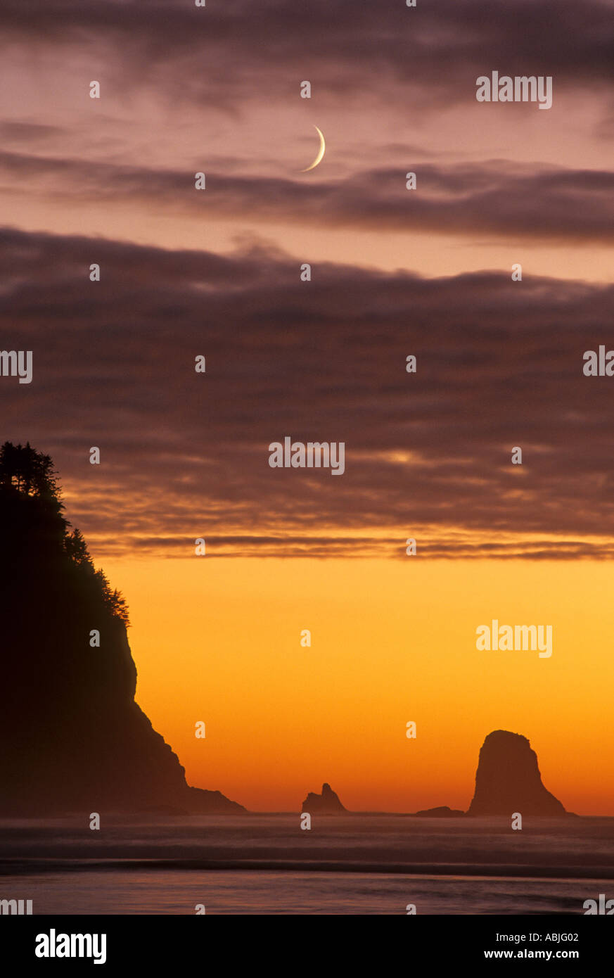 Moonset over pacific ocean hi-res stock photography and images - Alamy
