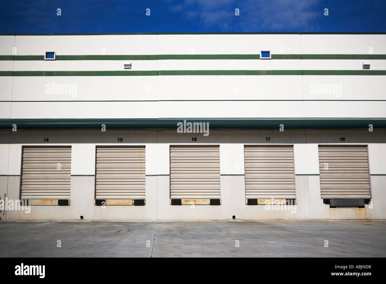 Loading docks hi-res stock photography and images - Alamy