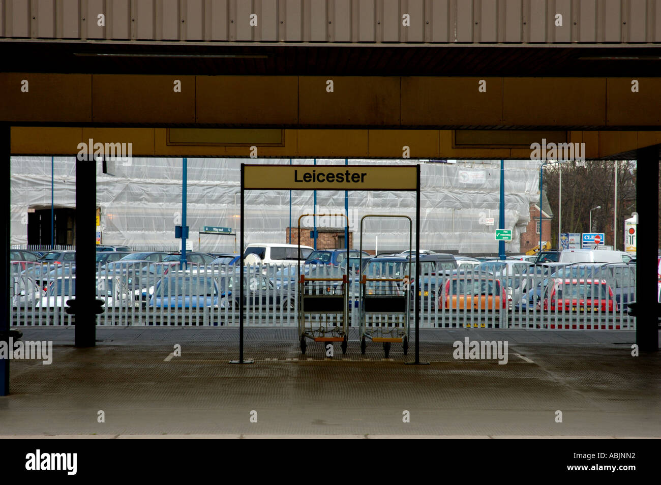 Leicester train station platform hi-res stock photography and images ...
