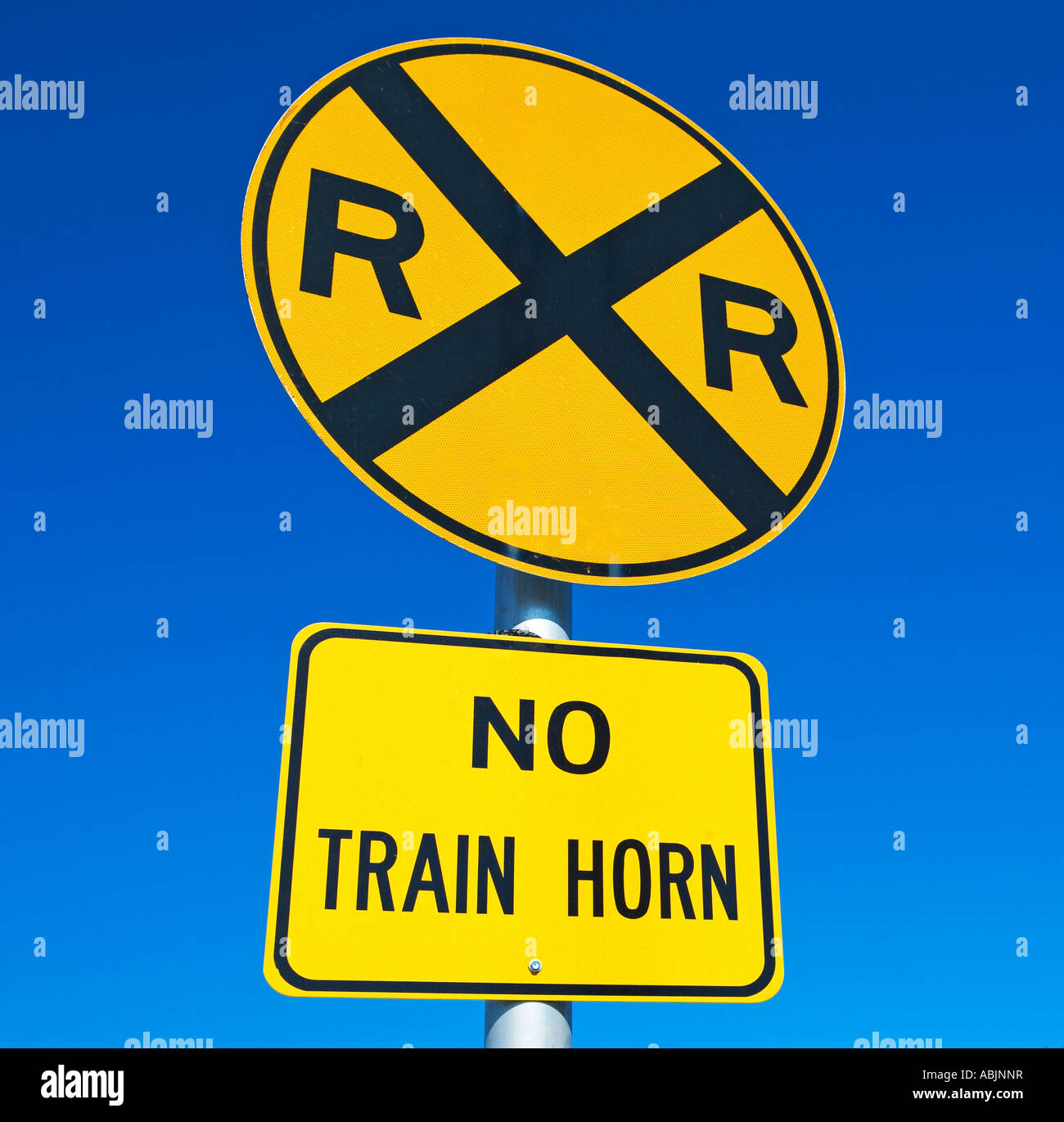 No train horn sign hi-res stock photography and images - Alamy