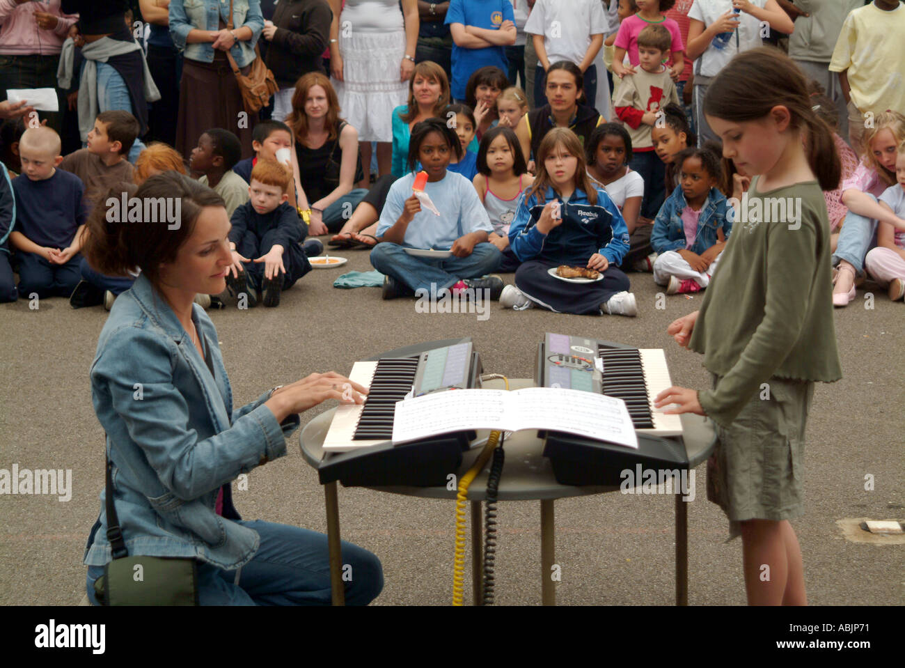 School talent show hi-res stock photography and images - Alamy