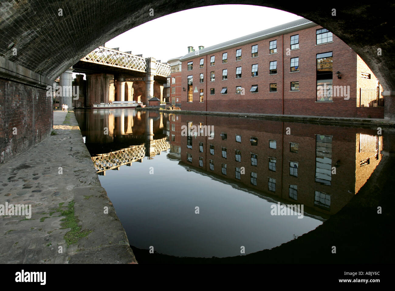 Oval bridge hi-res stock photography and images - Alamy