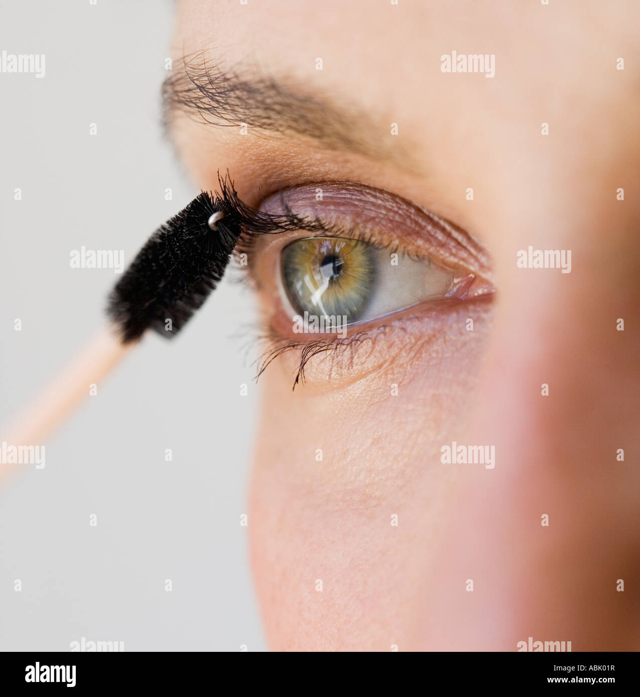 Woman applying mascara Stock Photo - Alamy