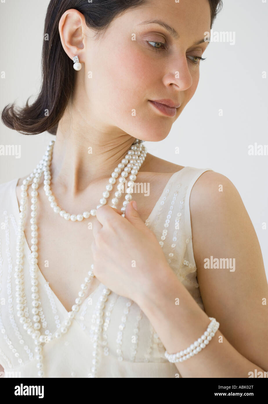 Woman wearing pearl jewelry Stock Photo - Alamy