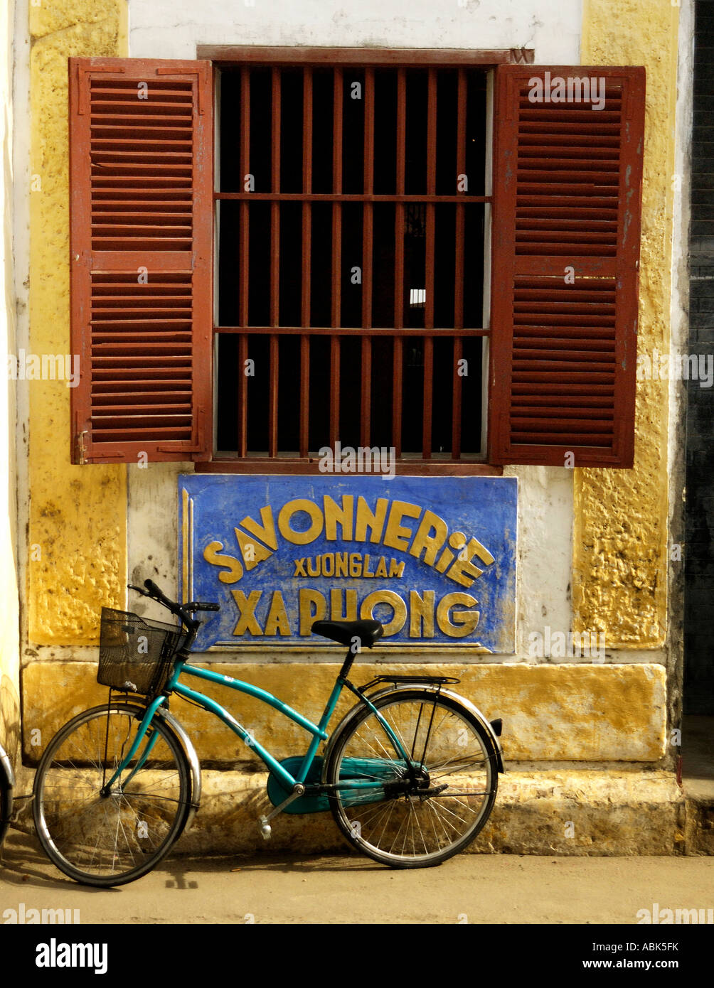A bicycle sits under a window in Hoi An Vietnam Stock Photo - Alamy
