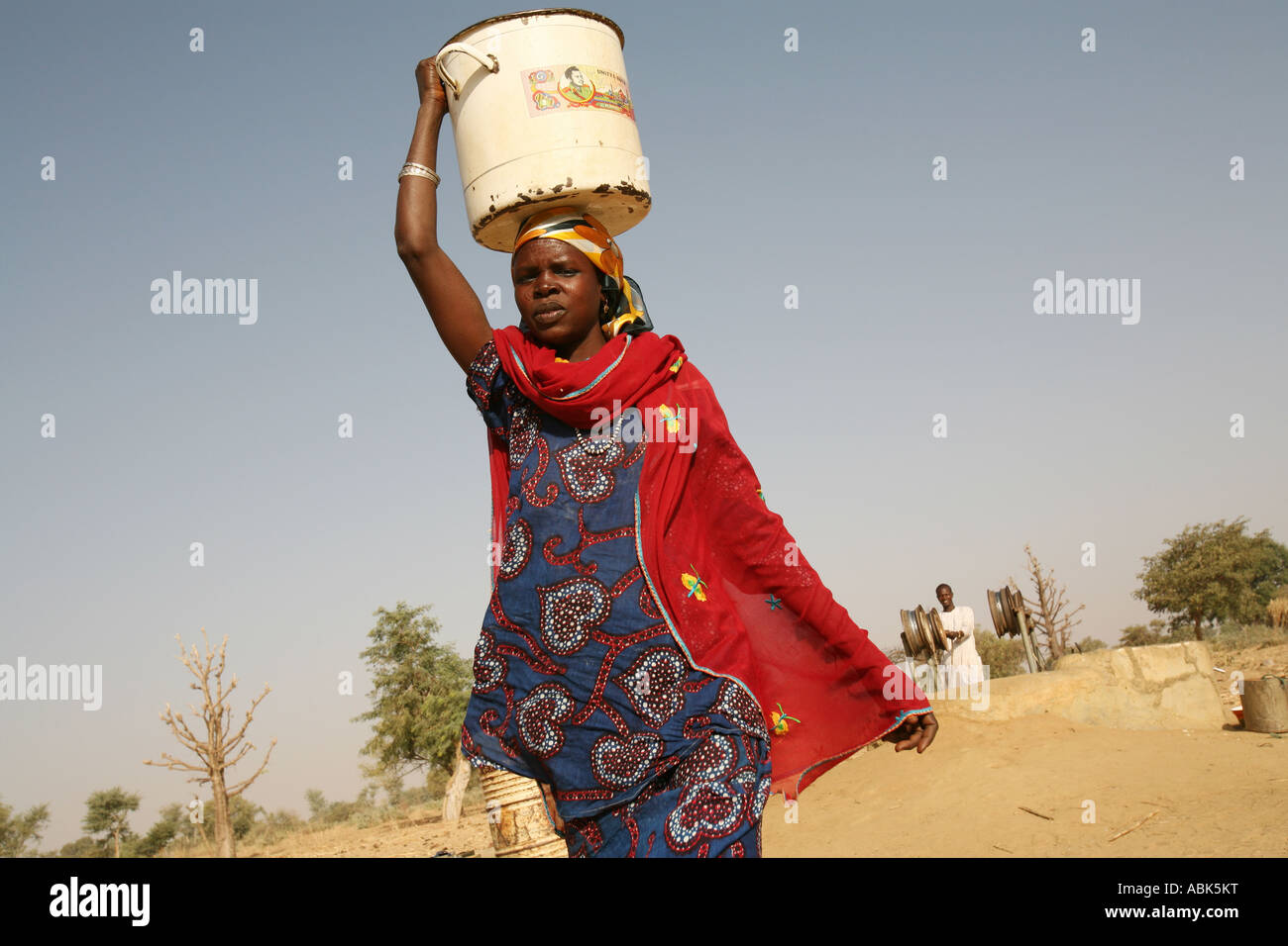 African woman carrying pot on her head hi-res stock photography and ...