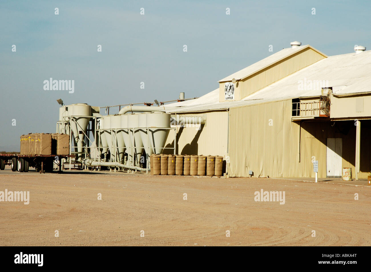 Cotton bales loading hi-res stock photography and images - Alamy