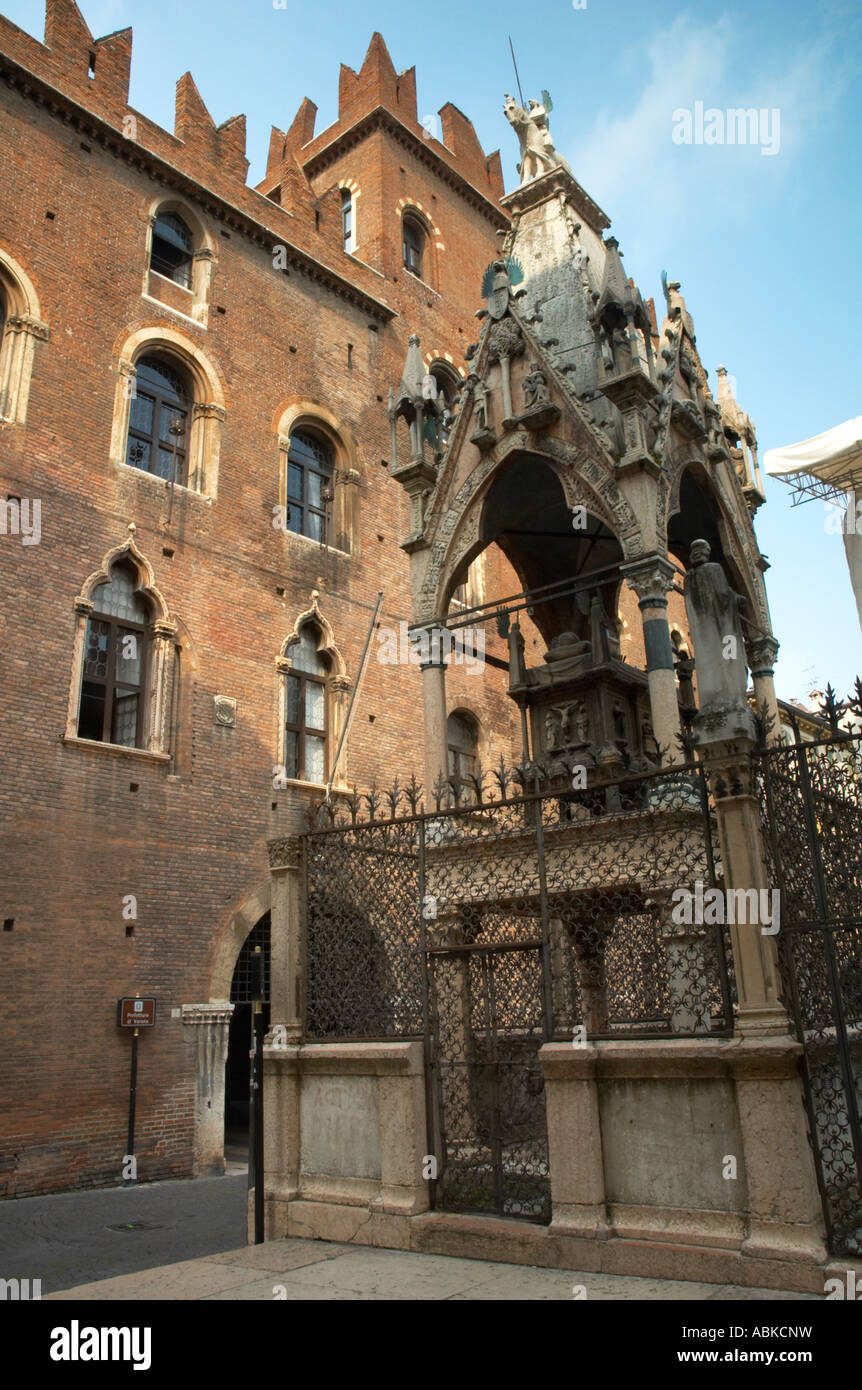 Scaligeri Tomb, Verona Stock Photo - Alamy