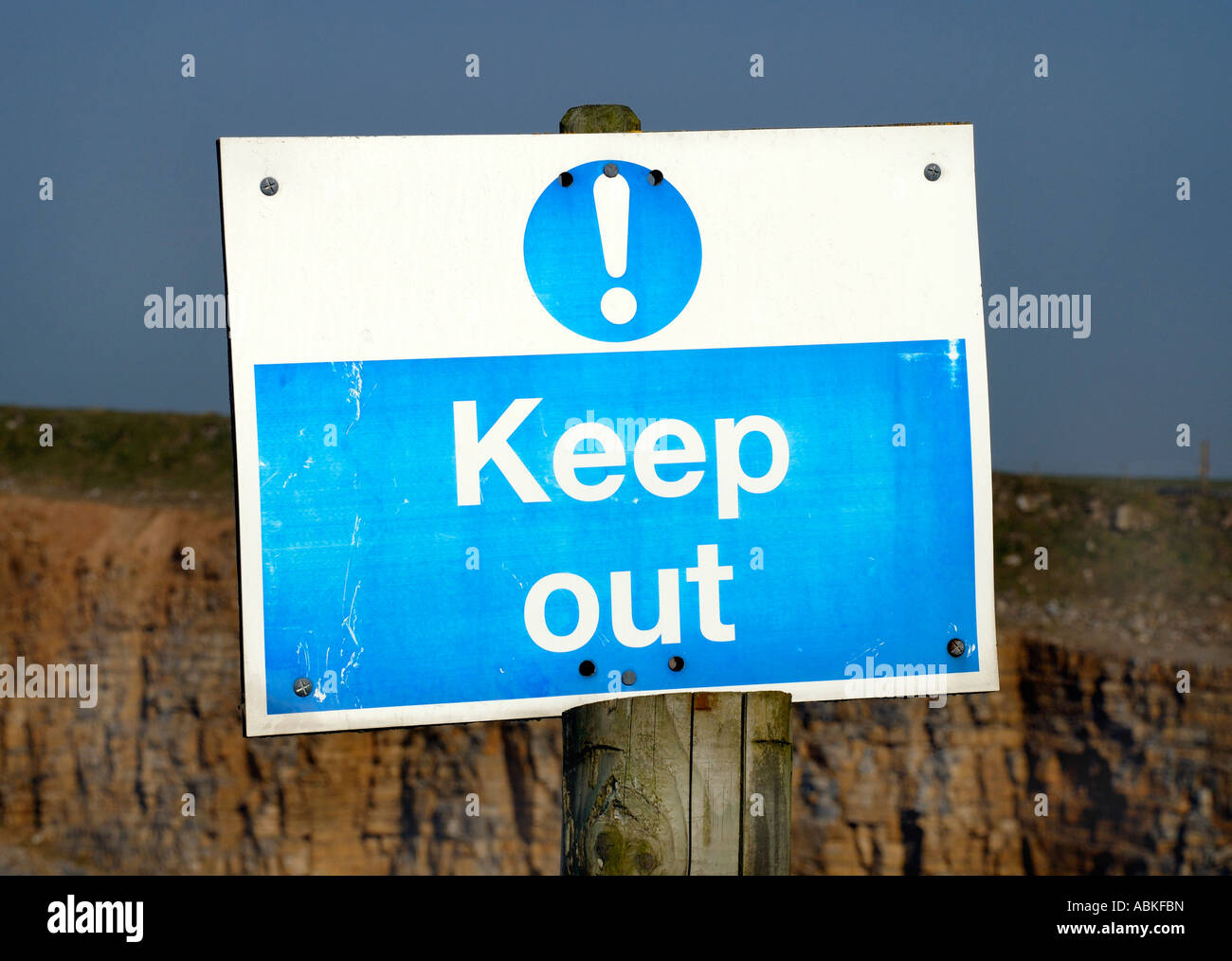 Keep Out Sign on Quarry Edge in Derbyshire, England Stock Photo - Alamy