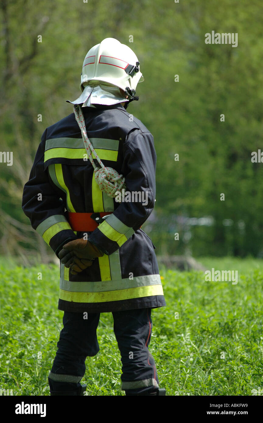 Firefighter at the ready Stock Photo - Alamy