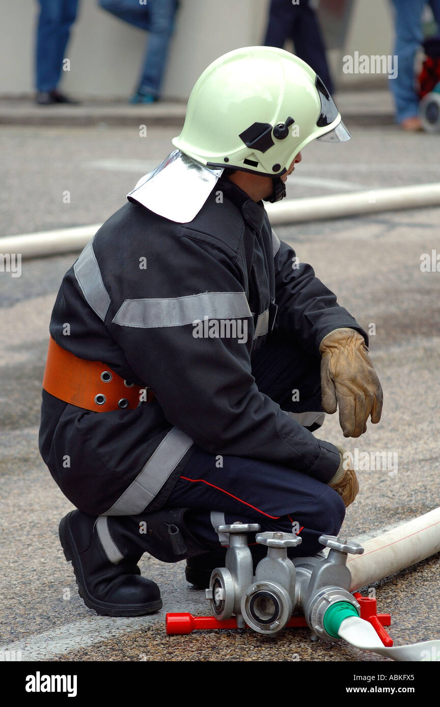Firefighter at the ready Stock Photo - Alamy