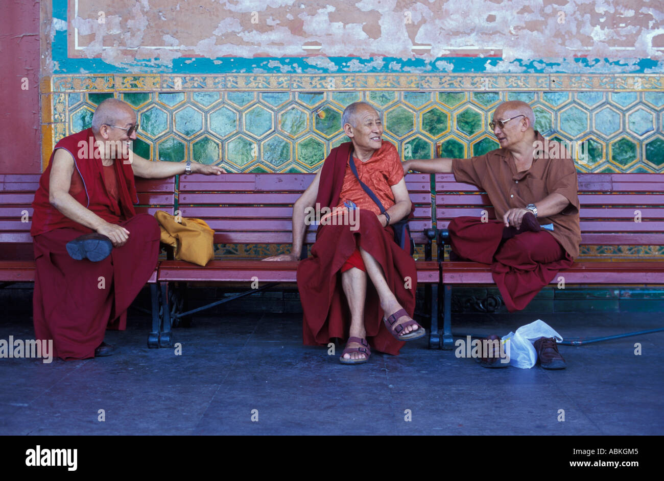 Tibetan monks talking hi-res stock photography and images - Alamy