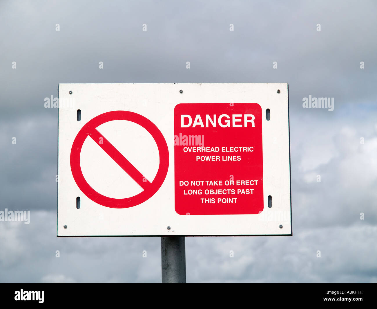 Warning sign overhead power lines hi-res stock photography and images ...