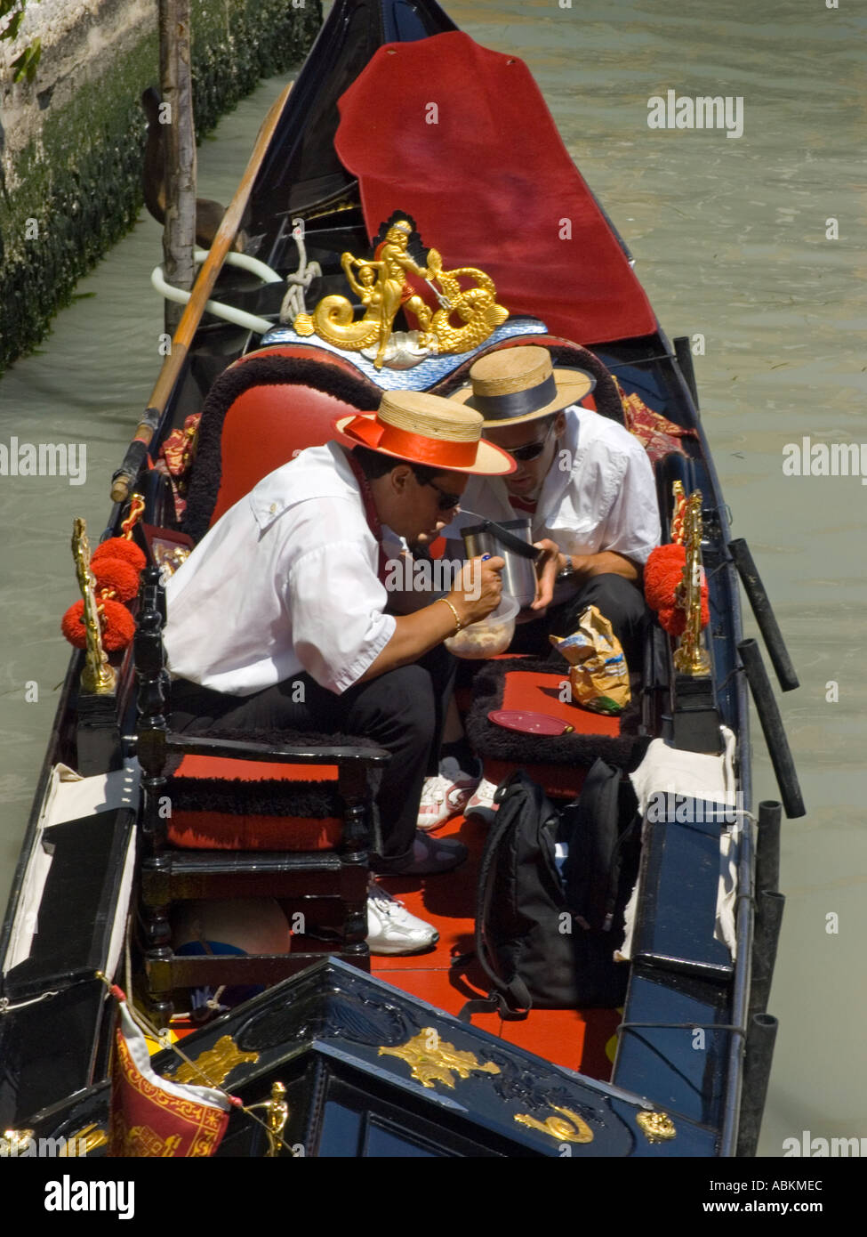 Gondoliers eating lunch Stock Photo - Alamy