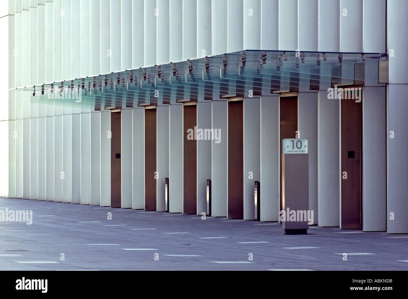 10 upper bank street, canary wharf hi-res stock photography and images ...