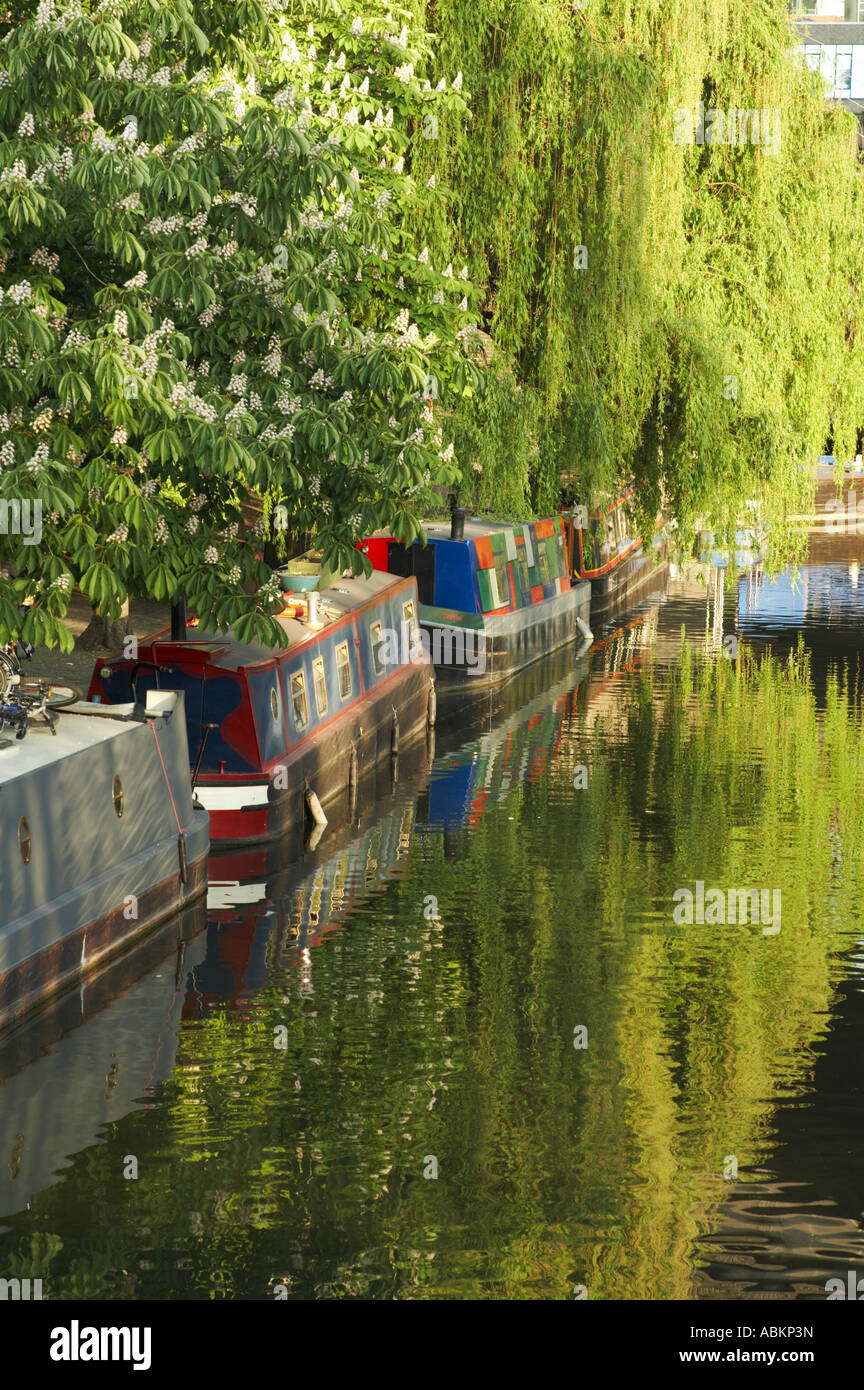 Narrow boats england hi-res stock photography and images - Alamy