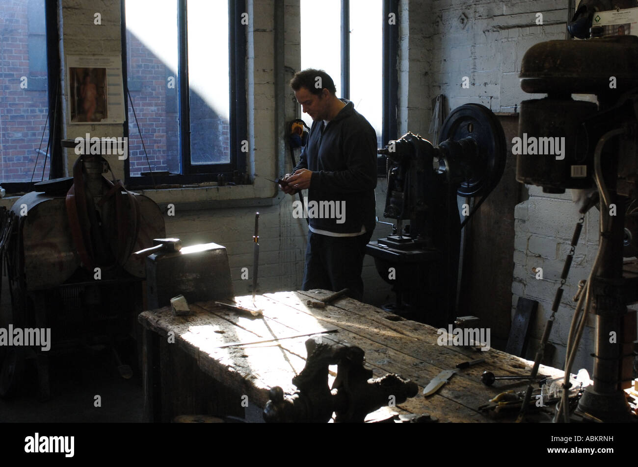 Master cutler and Little Mester Stuart Mitchell in his Sheffield based ...