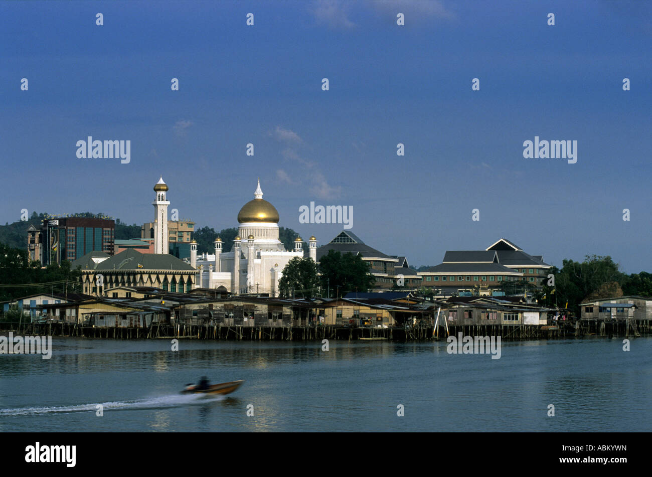 The Sultan Omar Ali Saifuddien Mosque and water village (Kampong Ayer ...