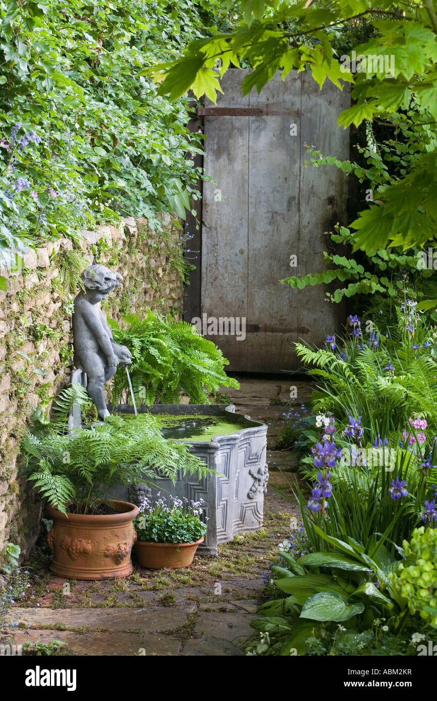 Chelsea flower show wall water feature hi-res stock photography and ...