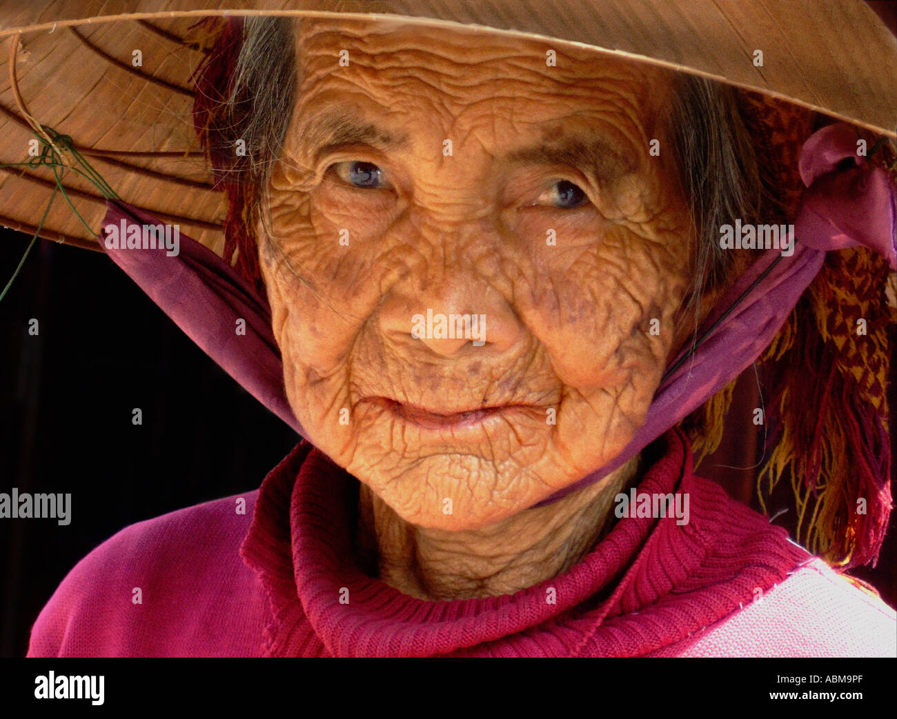 Elderly vietnamese lady in conical hi-res stock photography and images ...