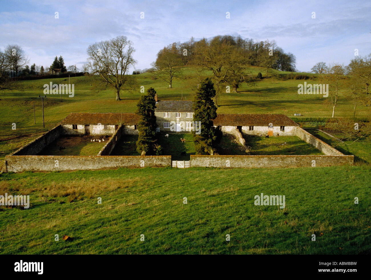 Old english farmyard hi-res stock photography and images - Alamy