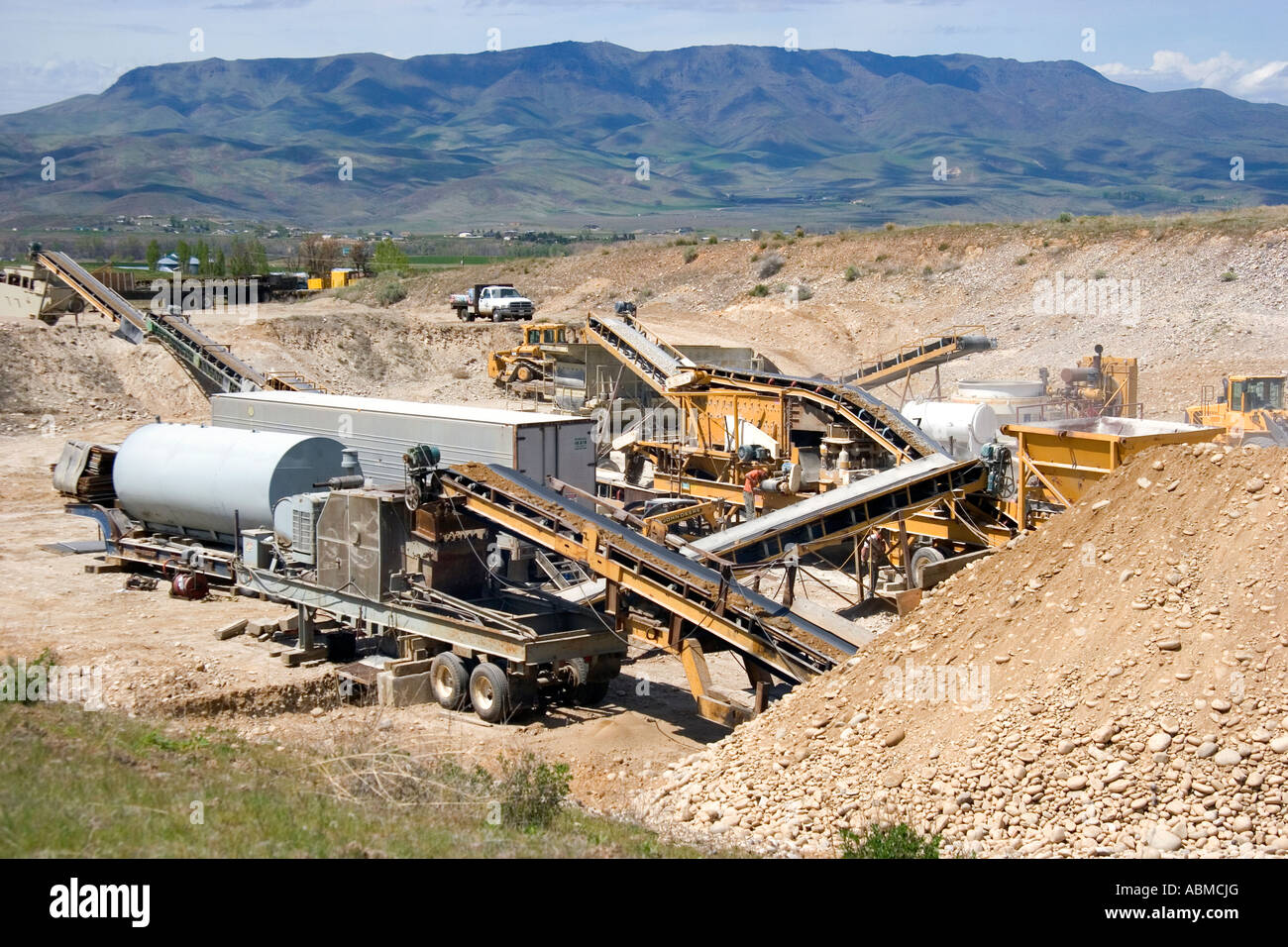 Rock crusher conveyor belts gravel hi-res stock photography and images ...