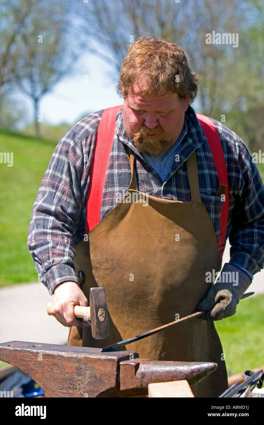 Blacksmith and anvil hi-res stock photography and images - Alamy