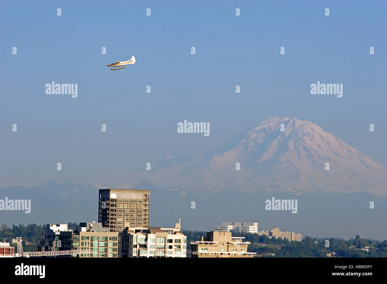 Airplane flying by mount rainier hi-res stock photography and images ...