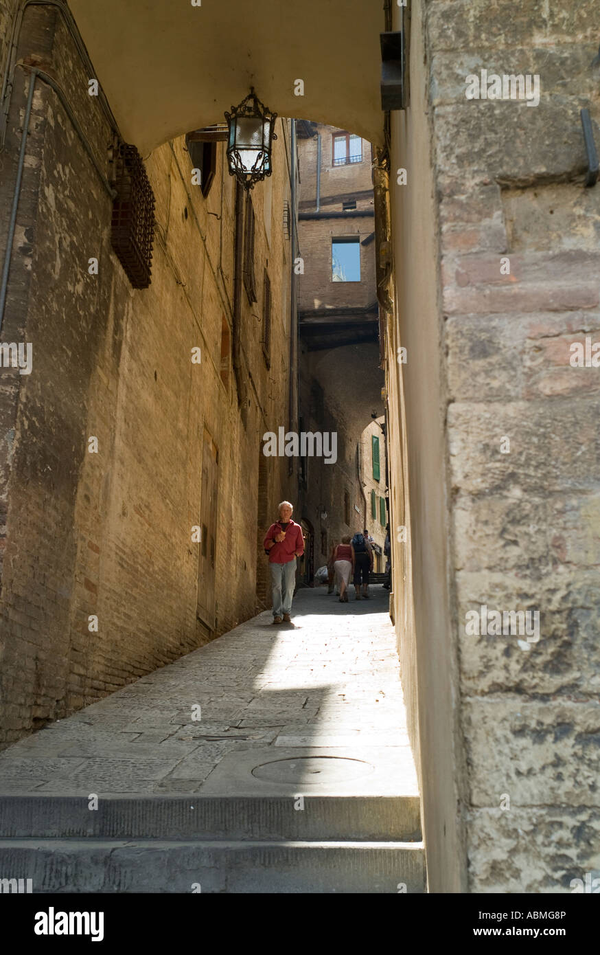 Short narrow alleyway hi-res stock photography and images - Alamy
