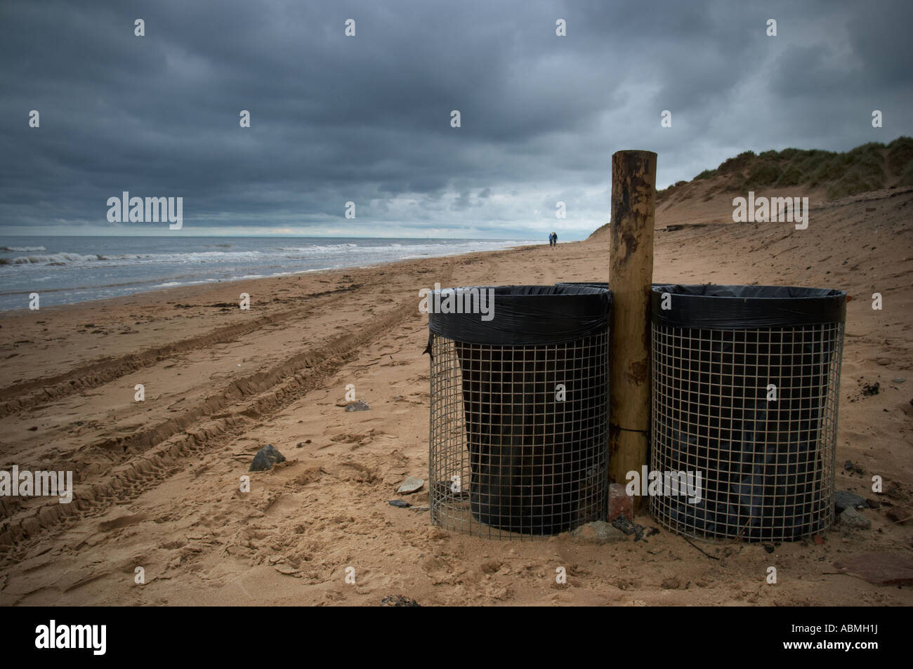 Empty sandy coast sea hi-res stock photography and images - Alamy