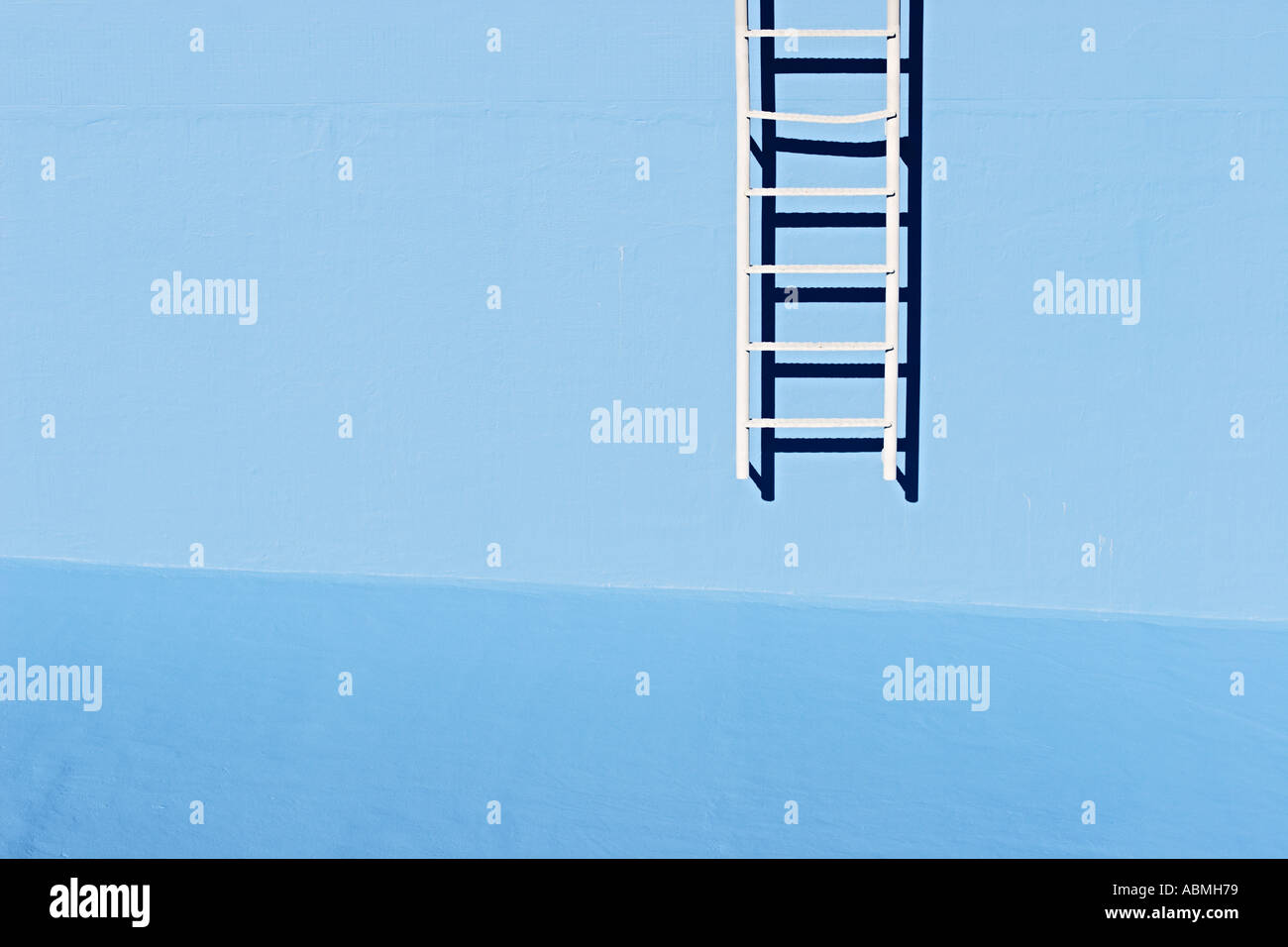 Ladder At Wall Of Empty Swimming Pool Stock Photo - Alamy