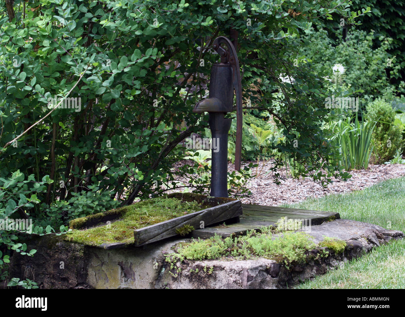 AN ANTIQUE GARDEN HAND PUMP Stock Photo - Alamy