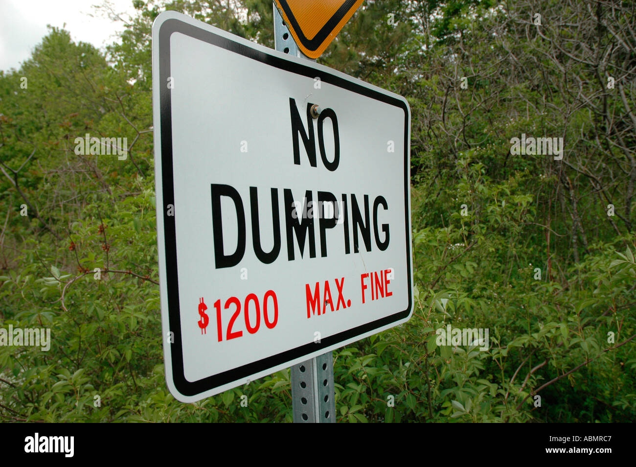 No dumping sign signs hi-res stock photography and images - Alamy