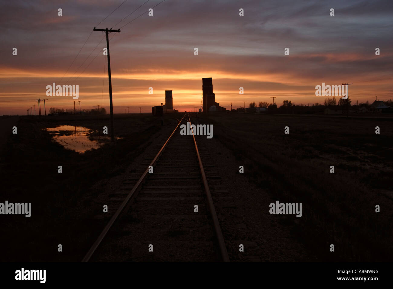 Set sun light clouds behind Tuxford's grain elevators in scenic ...