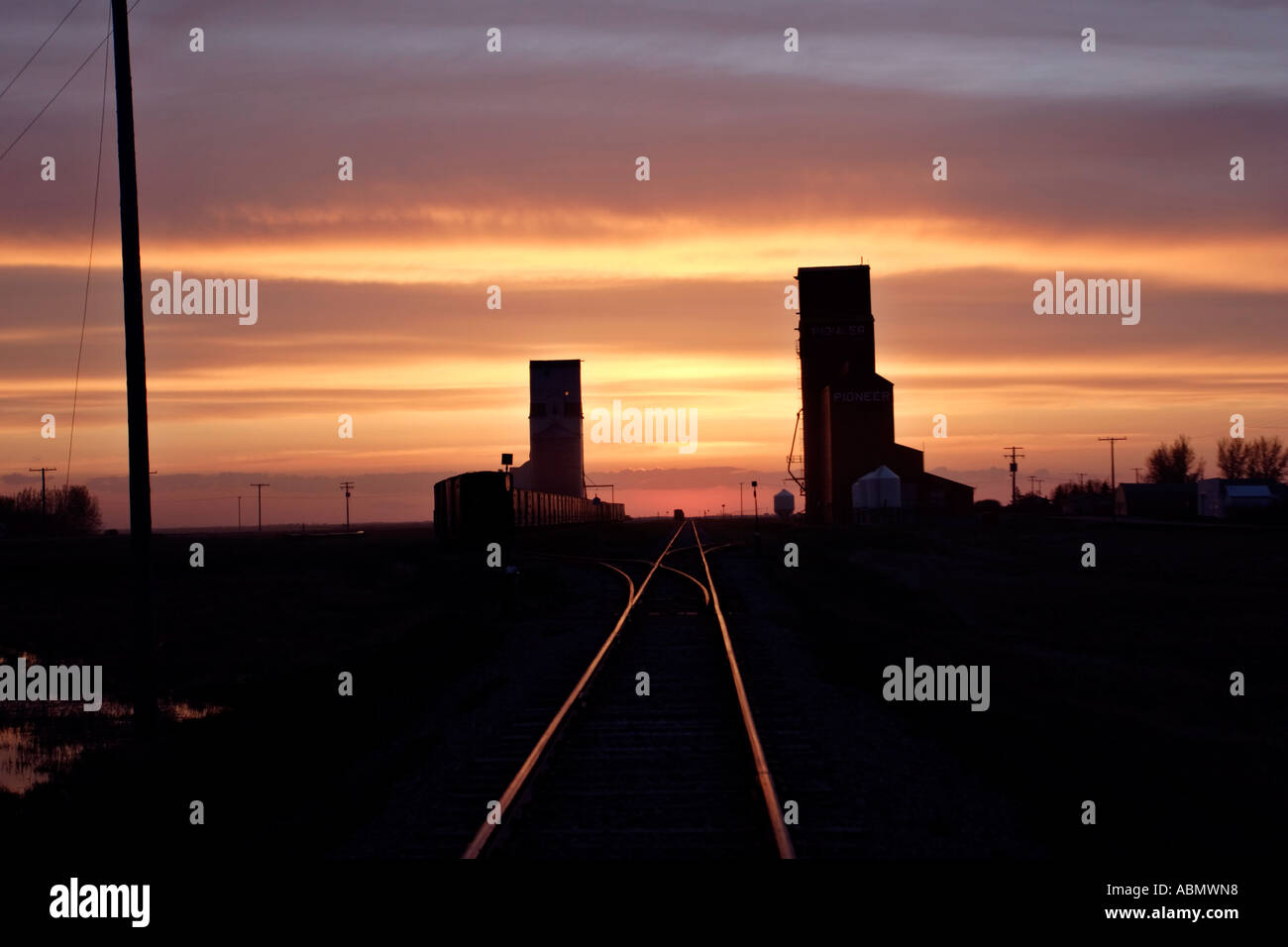 Set sun light clouds behind Tuxford's grain elevators in scenic ...
