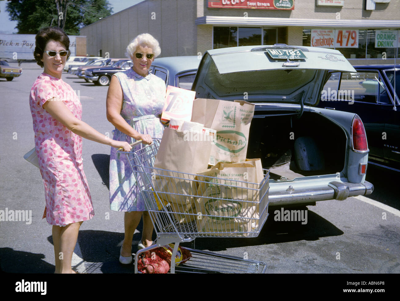 Supermarket usa shoppers hi-res stock photography and images - Alamy