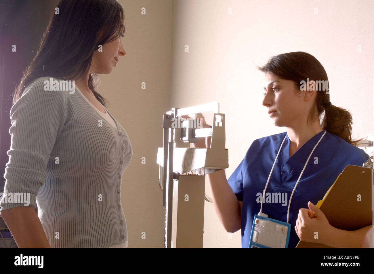 Doctor check patients weight hi-res stock photography and images - Alamy