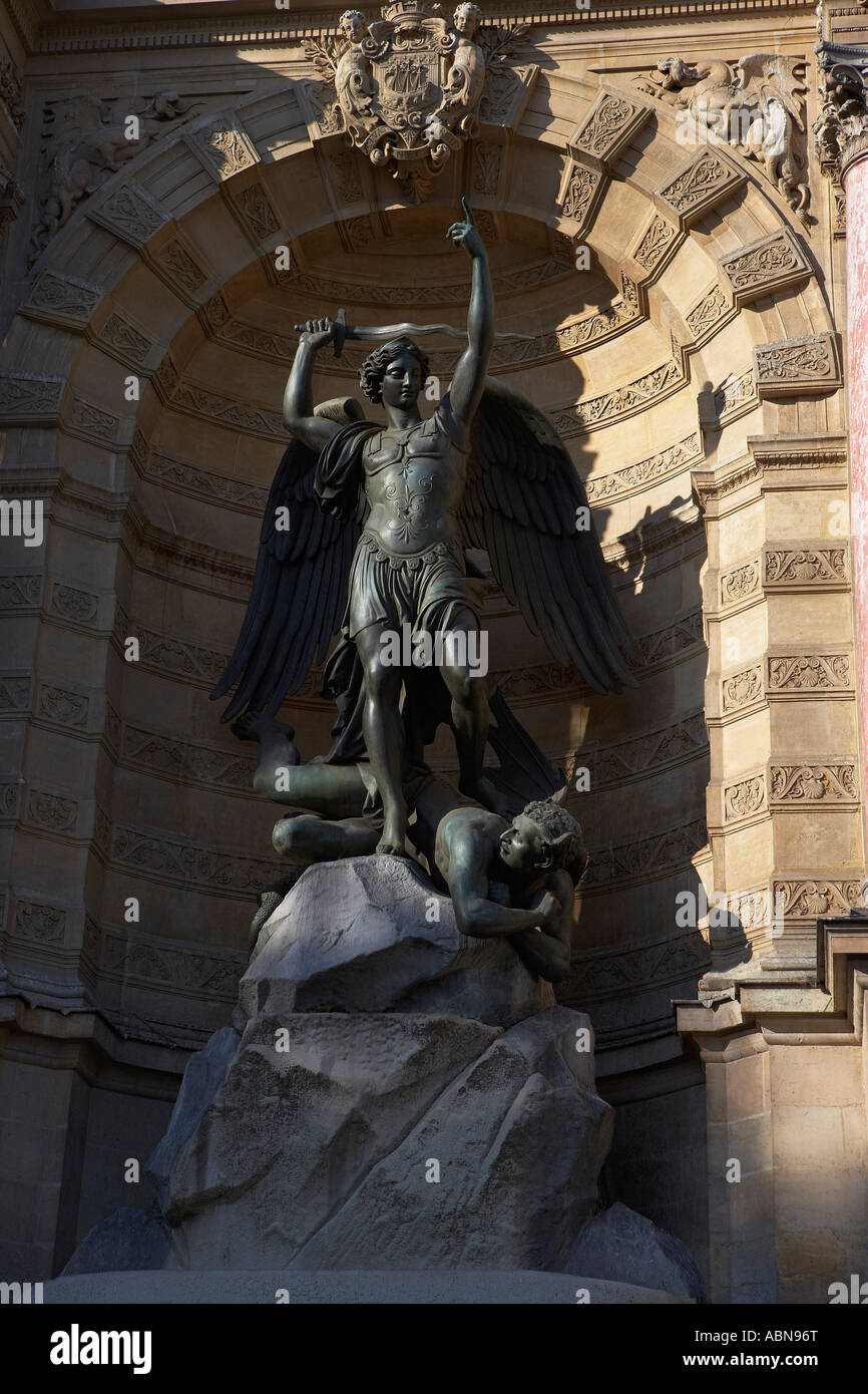 Statues on Building, Paris, France Stock Photo - Alamy