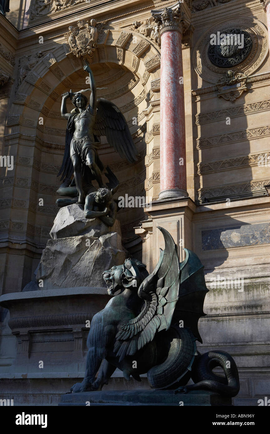 Statues on Building, Paris, France Stock Photo - Alamy